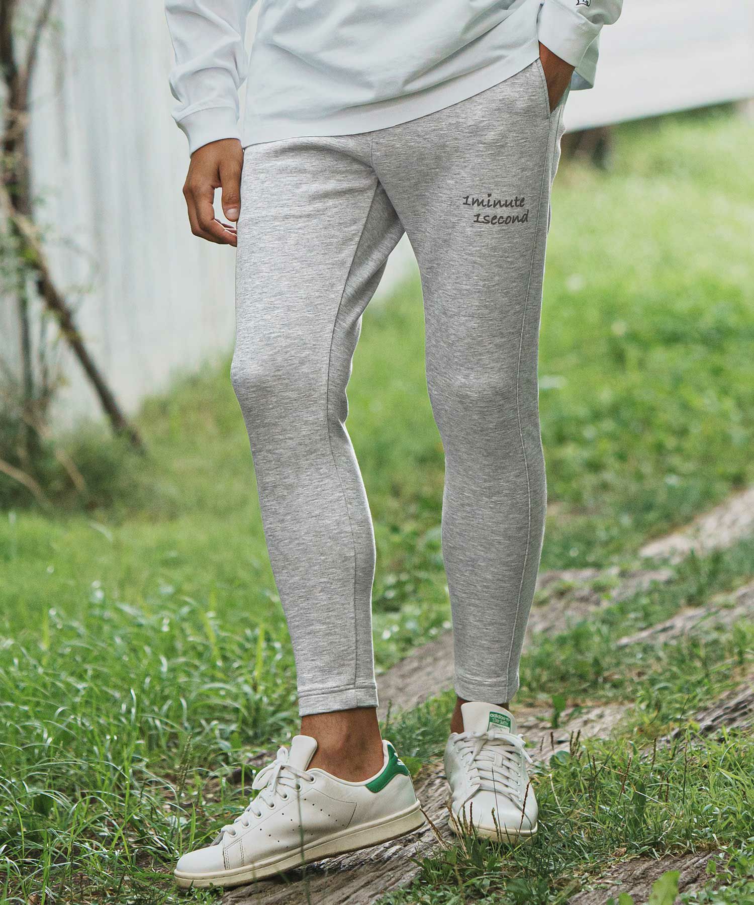 【1minute 1second(ワンミニットワンセカンド)】cursive print cardboard knit pants スリム ...