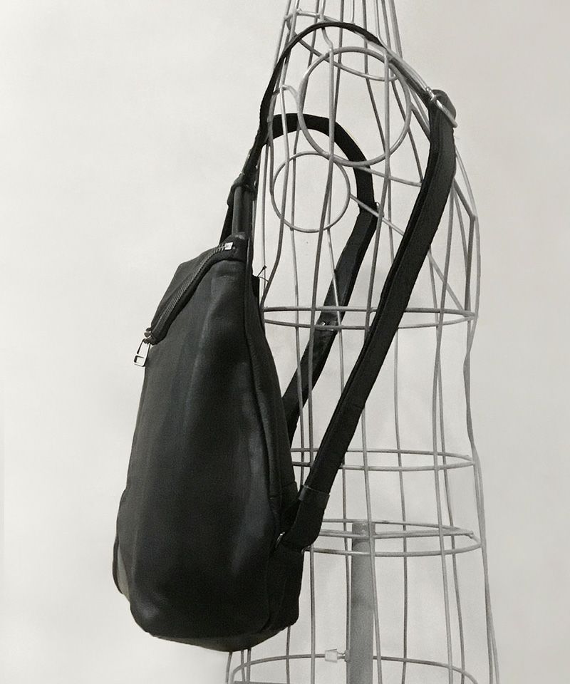 【LESS DESIGN(レスデザイン)】「-Less」トライアングルフォルムリュック（M）(LMSB-0201) | CAMBIO カンビオ