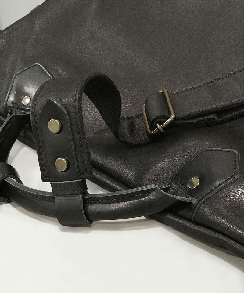 【LESS DESIGN(レスデザイン)】「-Less」トライアングルフォルムリュック（M）(LMSB-0201) | CAMBIO カンビオ