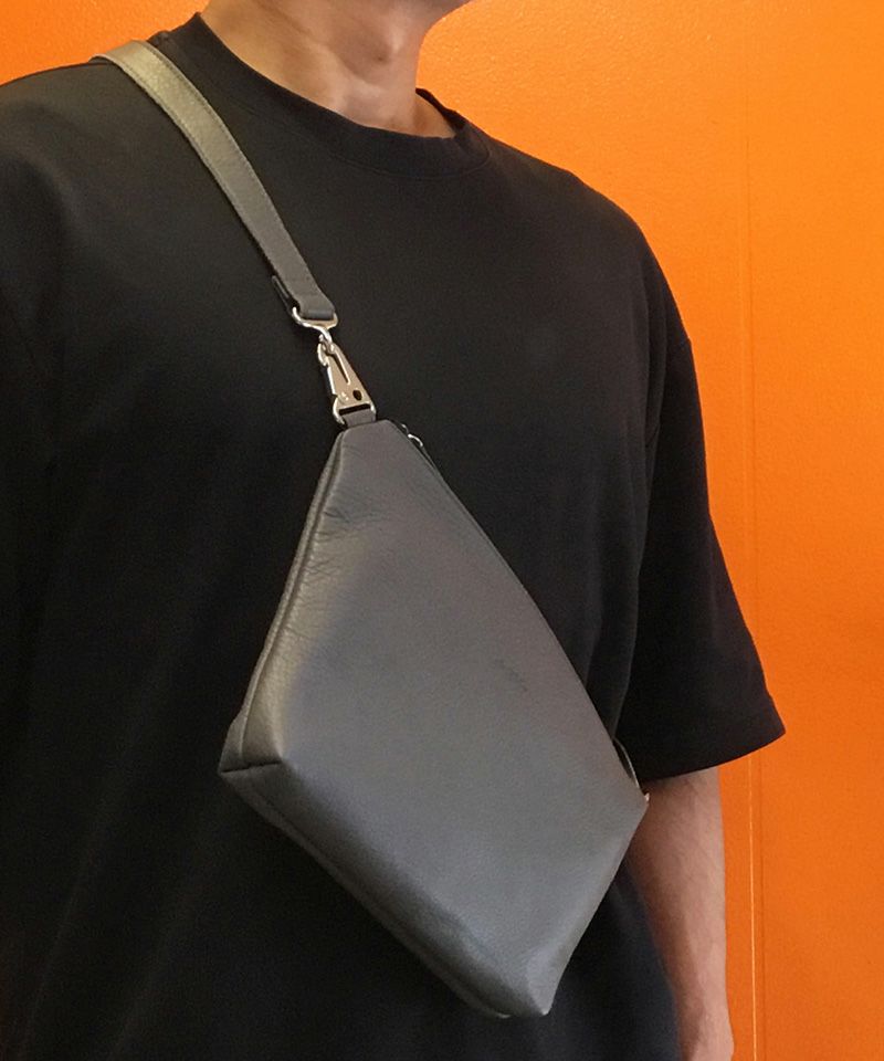 【LESS DESIGN(レスデザイン)】【予約販売ご注文から1ヶ月後出荷】「alto.」FLOAT-Wフェイスサコッシュ(AMSB-1329) | CAMBIO カンビオ