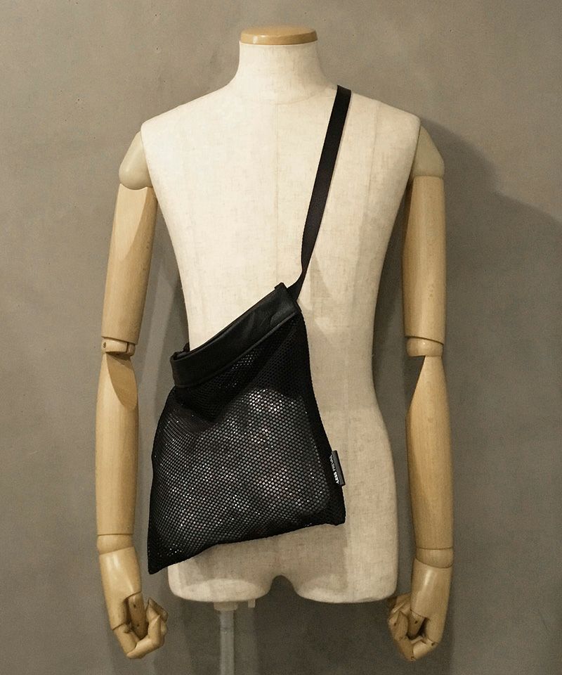 【LESS DESIGN(レスデザイン)】【予約販売ご注文から1ヶ月後出荷】 「-LESS PREVAIL」Aire／フラットSD Mサイズ ミニマルショルダーバッグ(PSTB-2004 ...