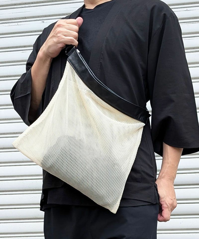 【LESS DESIGN(レスデザイン)】【予約販売ご注文から1ヶ月後出荷】 「-LESS PREVAIL」Aire／フラットSD Lサイズ ミニマルショルダーバッグ(PSTB-2005 ...