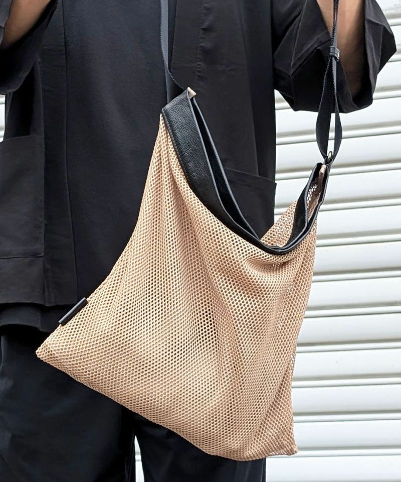 【LESS DESIGN(レスデザイン)】【予約販売ご注文から1ヶ月後出荷】 「-LESS PREVAIL」Aire／フラットSD Lサイズ ミニマルショルダーバッグ(PSTB-2005 ...