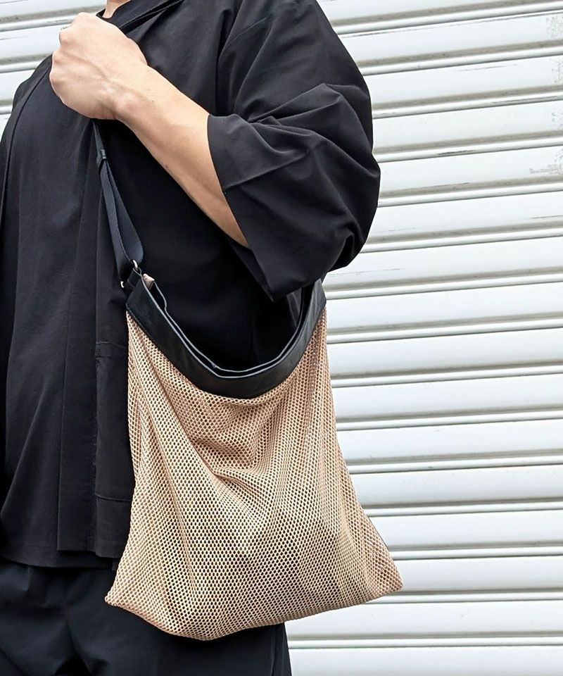 【LESS DESIGN(レスデザイン)】【予約販売ご注文から1ヶ月後出荷】 「-LESS PREVAIL」Aire／フラットSD Lサイズ ミニマルショルダーバッグ(PSTB-2005 ...