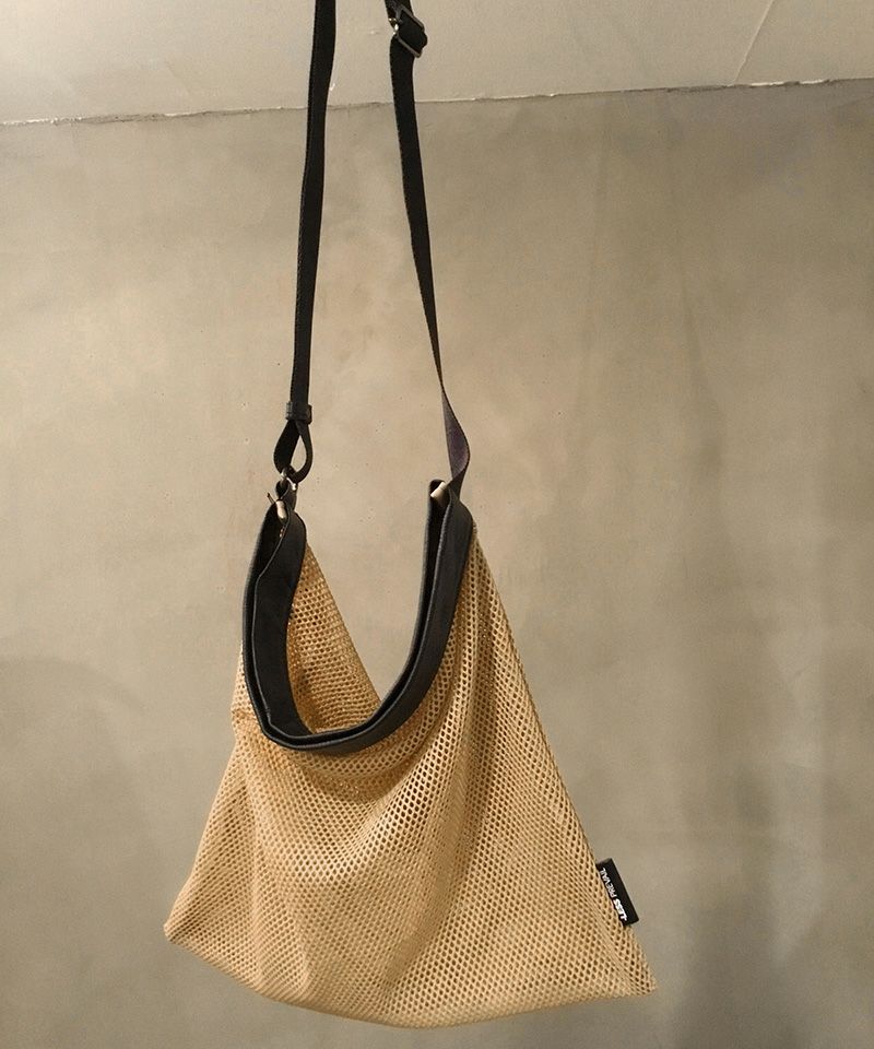 【LESS DESIGN(レスデザイン)】【予約販売ご注文から1ヶ月後出荷】 「-LESS PREVAIL」Aire／フラットSD Lサイズ ミニマルショルダーバッグ(PSTB-2005 ...