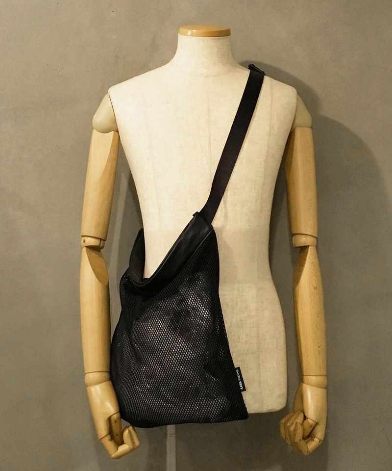 【LESS DESIGN(レスデザイン)】【予約販売ご注文から1ヶ月後出荷】 「-LESS PREVAIL」Aire／フラットSD Lサイズ ミニマルショルダーバッグ(PSTB-2005 ...