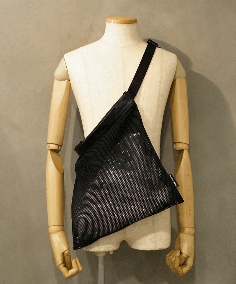 【LESS DESIGN(レスデザイン)】【予約販売ご注文から1ヶ月後出荷】 「-LESS PREVAIL」Aire／フラットSD Lサイズ ミニマルショルダーバッグ(PSTB-2005 ...