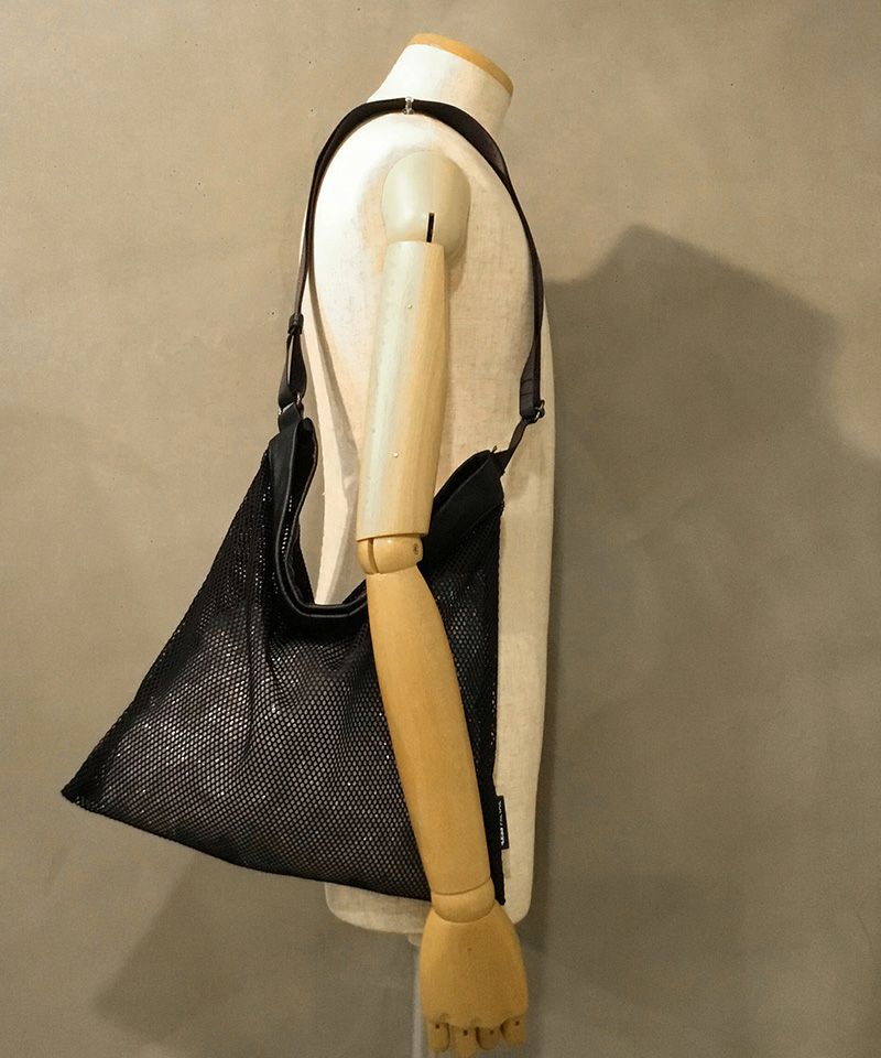 【LESS DESIGN(レスデザイン)】【予約販売ご注文から1ヶ月後出荷】 「-LESS PREVAIL」Aire／フラットSD Lサイズ ミニマルショルダーバッグ(PSTB-2005 ...