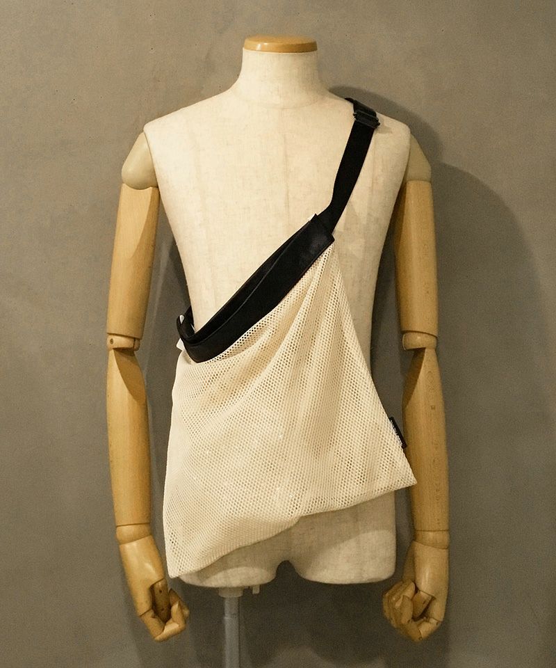 【LESS DESIGN(レスデザイン)】【予約販売ご注文から1ヶ月後出荷】 「-LESS PREVAIL」Aire／フラットSD Lサイズ ミニマルショルダーバッグ(PSTB-2005 ...