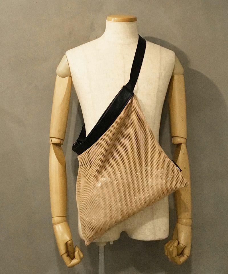 【LESS DESIGN(レスデザイン)】【予約販売ご注文から1ヶ月後出荷】 「-LESS PREVAIL」Aire／フラットSD Lサイズ ミニマルショルダーバッグ(PSTB-2005 ...